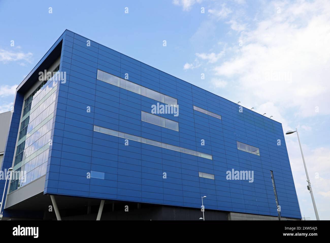Empty retail space buildings hi-res stock photography and images - Alamy
