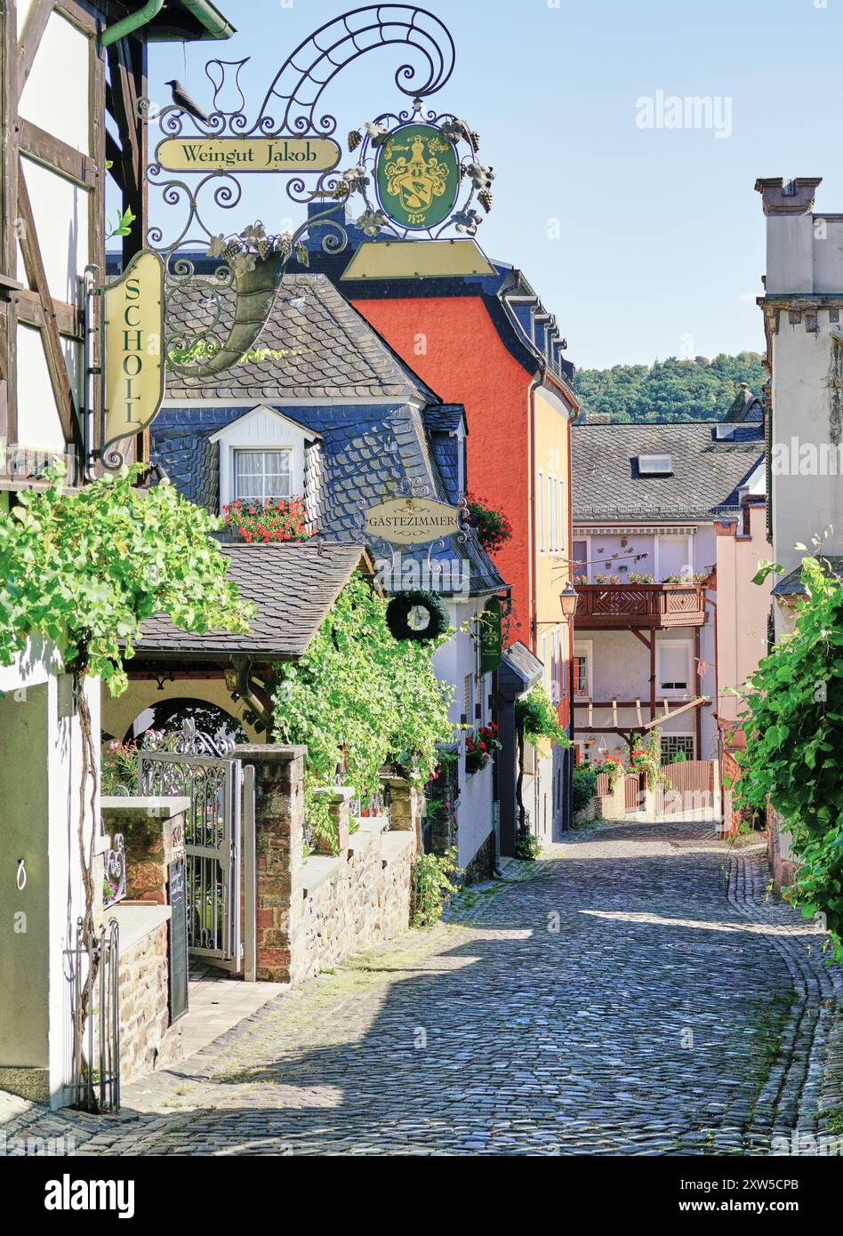 Medieval Cobblestone Street in Rudesheim, on the banks of the Rhine ...