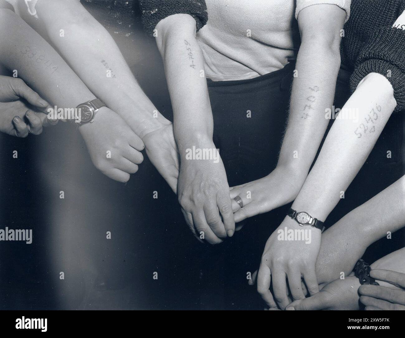 Jewish women freed from forced labour in Mehlteuer display their ...