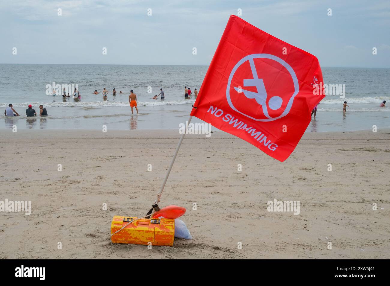 Warningflags hi-res stock photography and images - Alamy