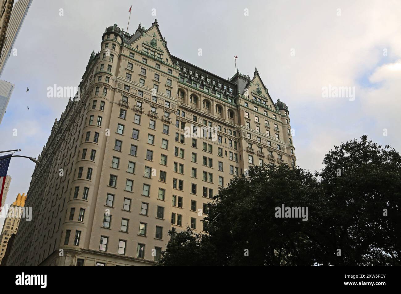 Plaza hotel street view hi-res stock photography and images - Alamy