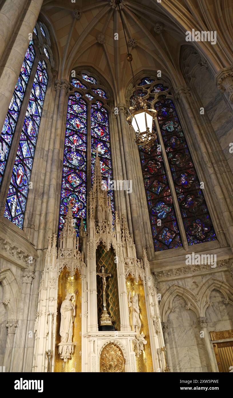 The altar vertical - St Patrick cathedral, New York City Stock Photo ...
