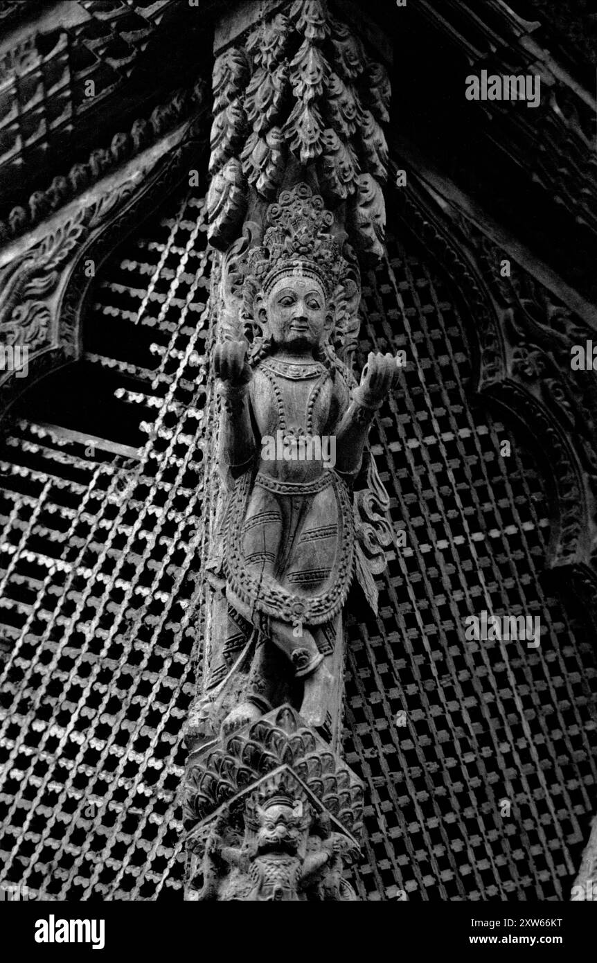 A Newari temple strut in Pattan - Kathmandu Nepal 1988 Stock Photo - Alamy