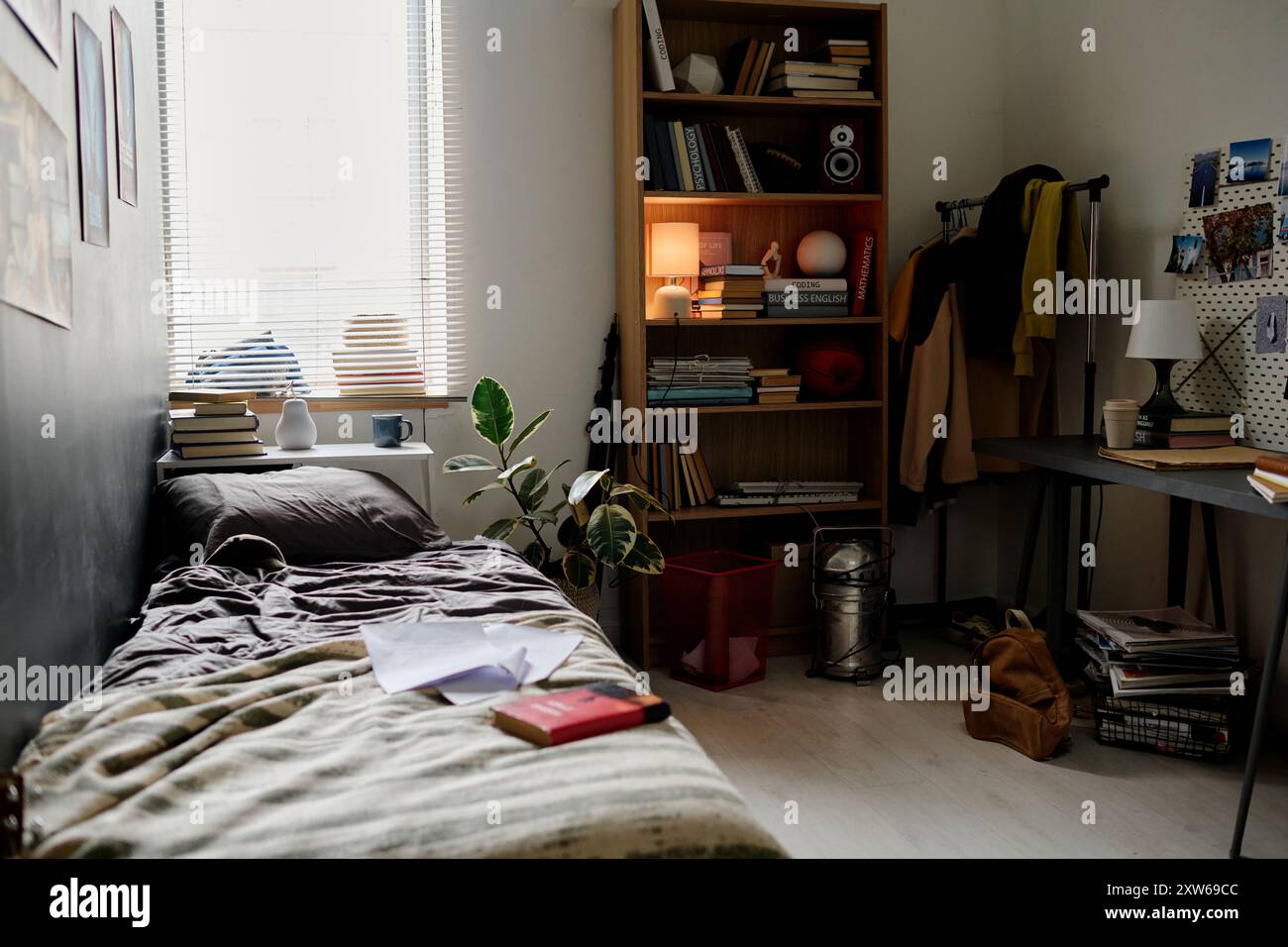 Scattered blankets hi-res stock photography and images - Alamy