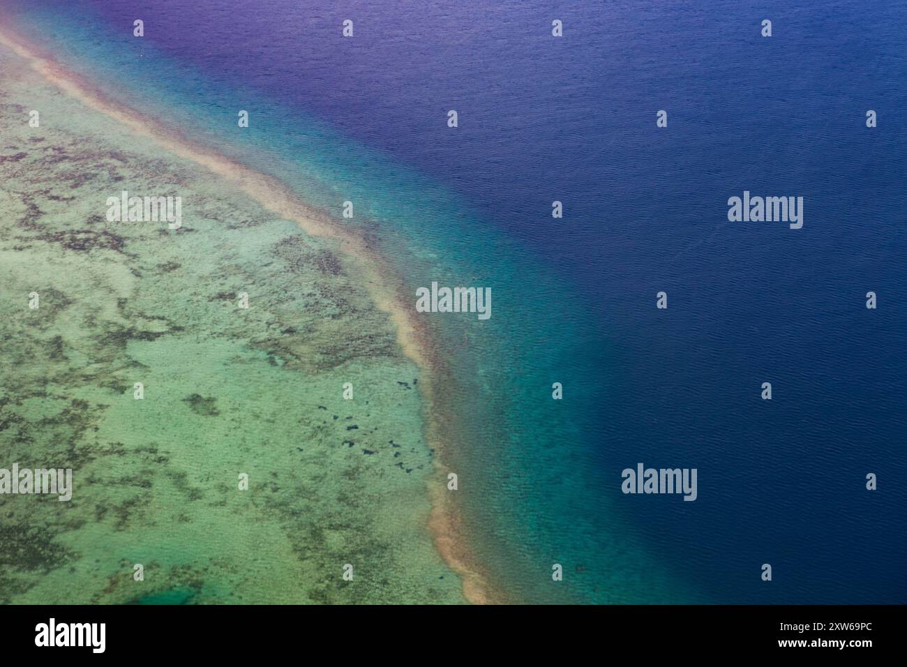 Turquoise water coral reefs waves hi-res stock photography and images ...
