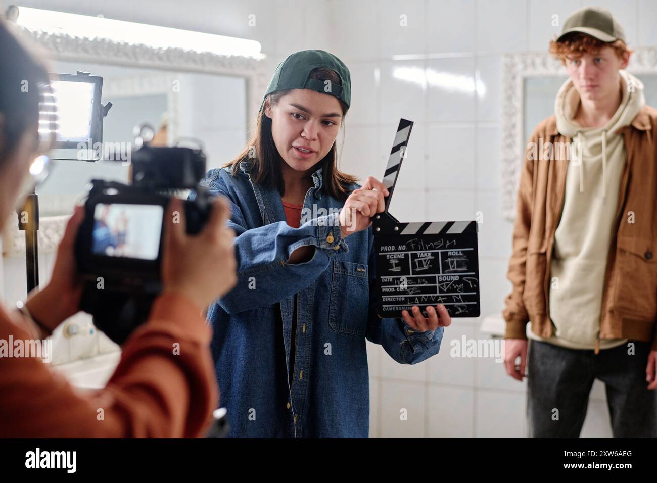 Camera operator on film set hi-res stock photography and images - Alamy