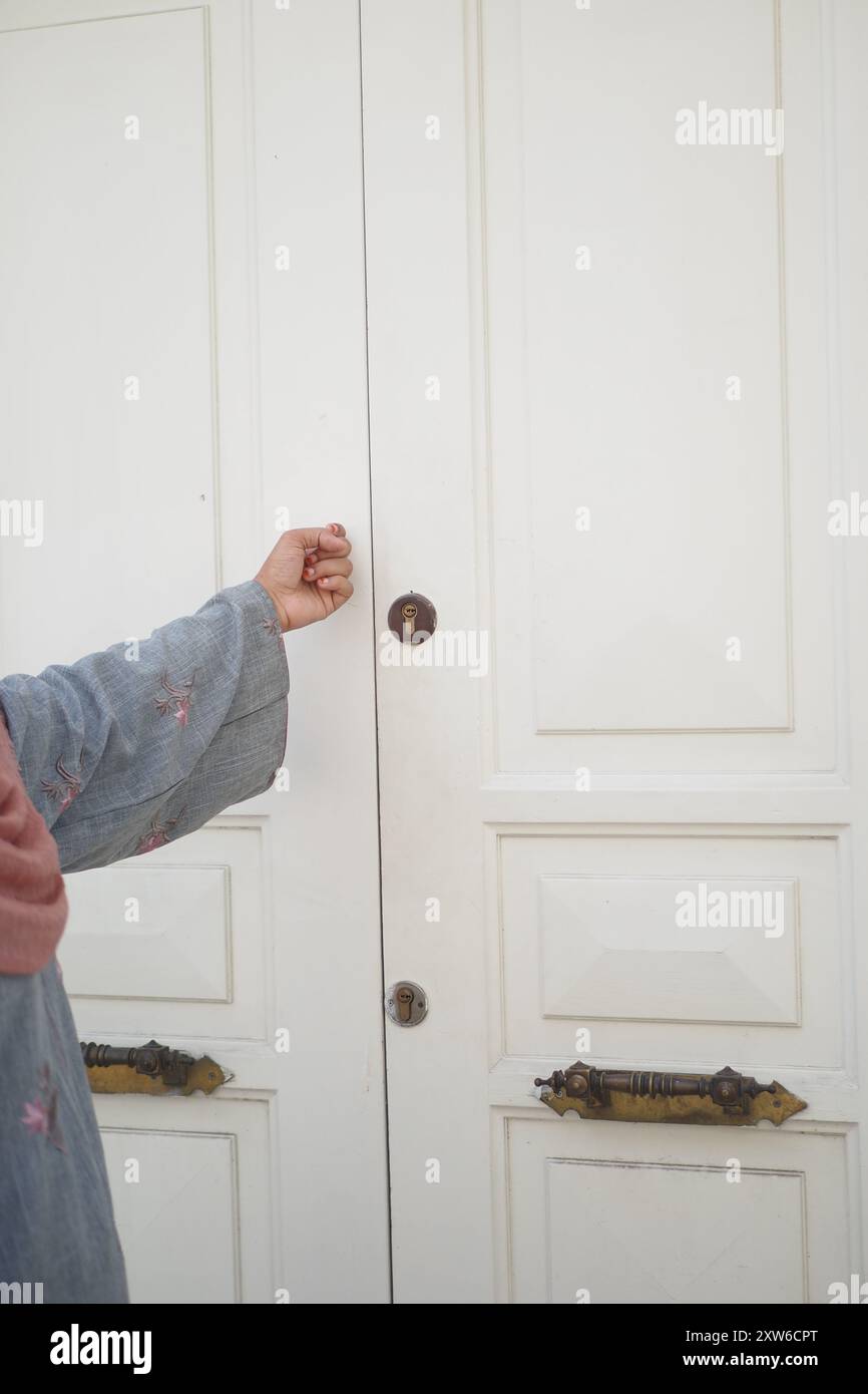 Women hand knock door hi-res stock photography and images - Alamy