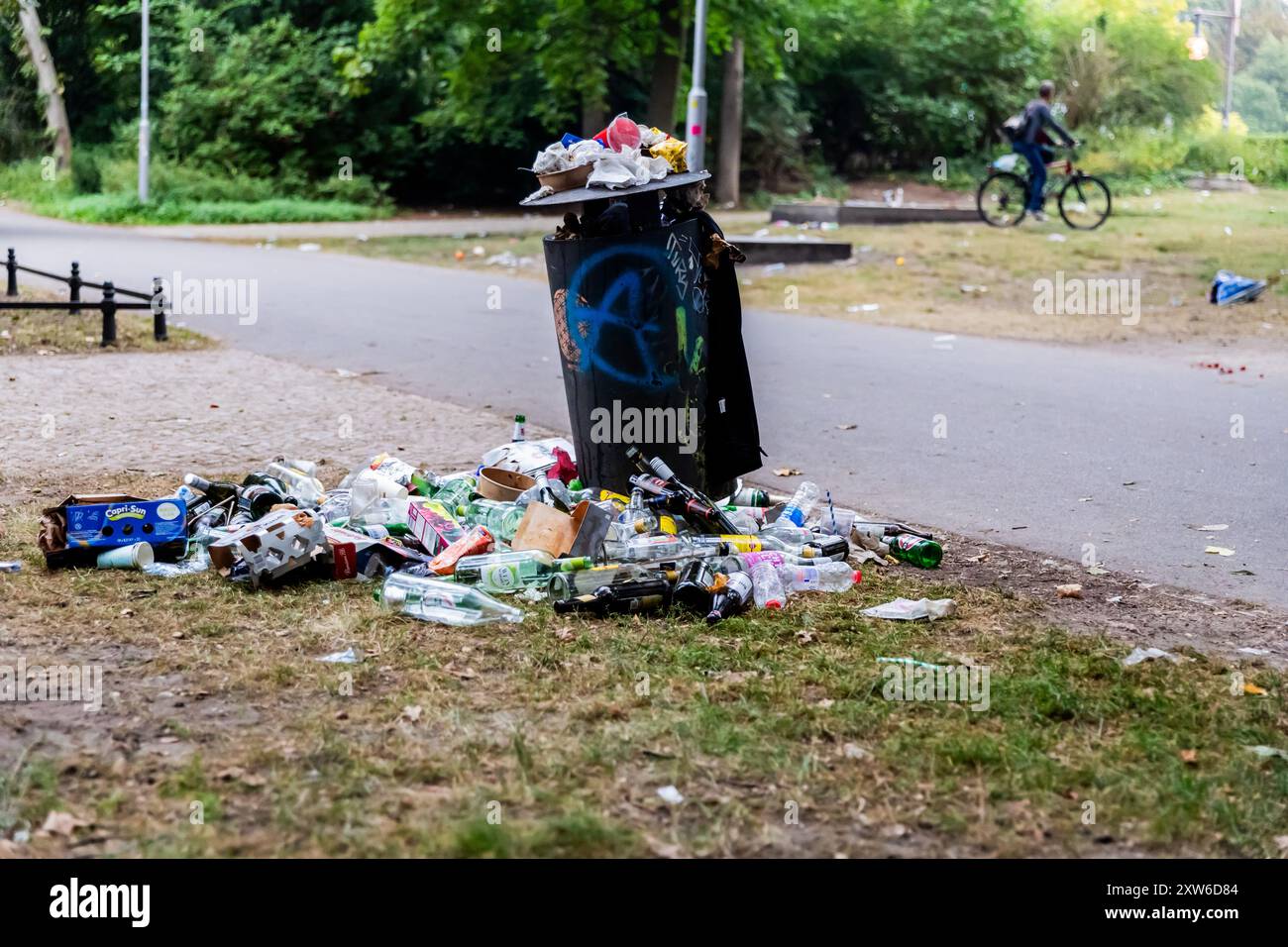 Garbags cans hi-res stock photography and images - Alamy
