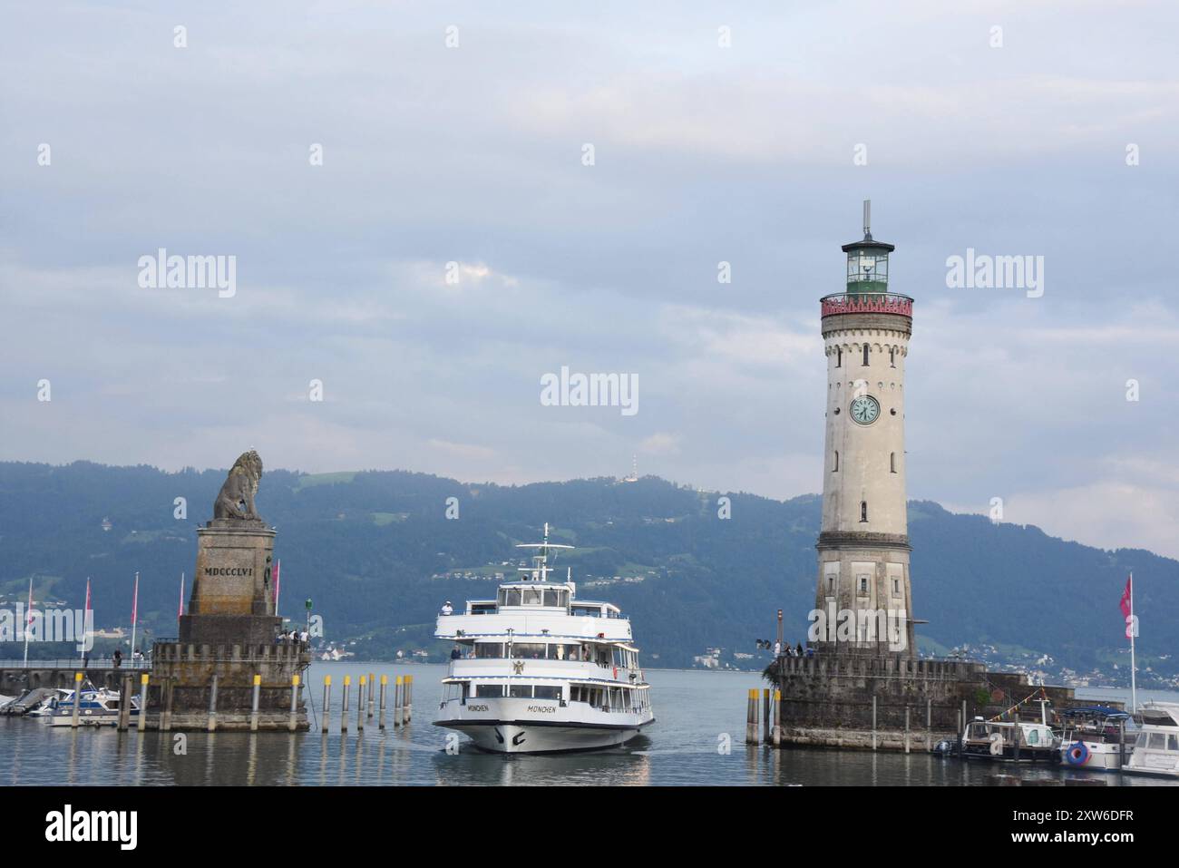 Bodensee Schiff Muenchen Hafeneinfahrt Lindau Bodensee 17.08.2024 Hafen ...