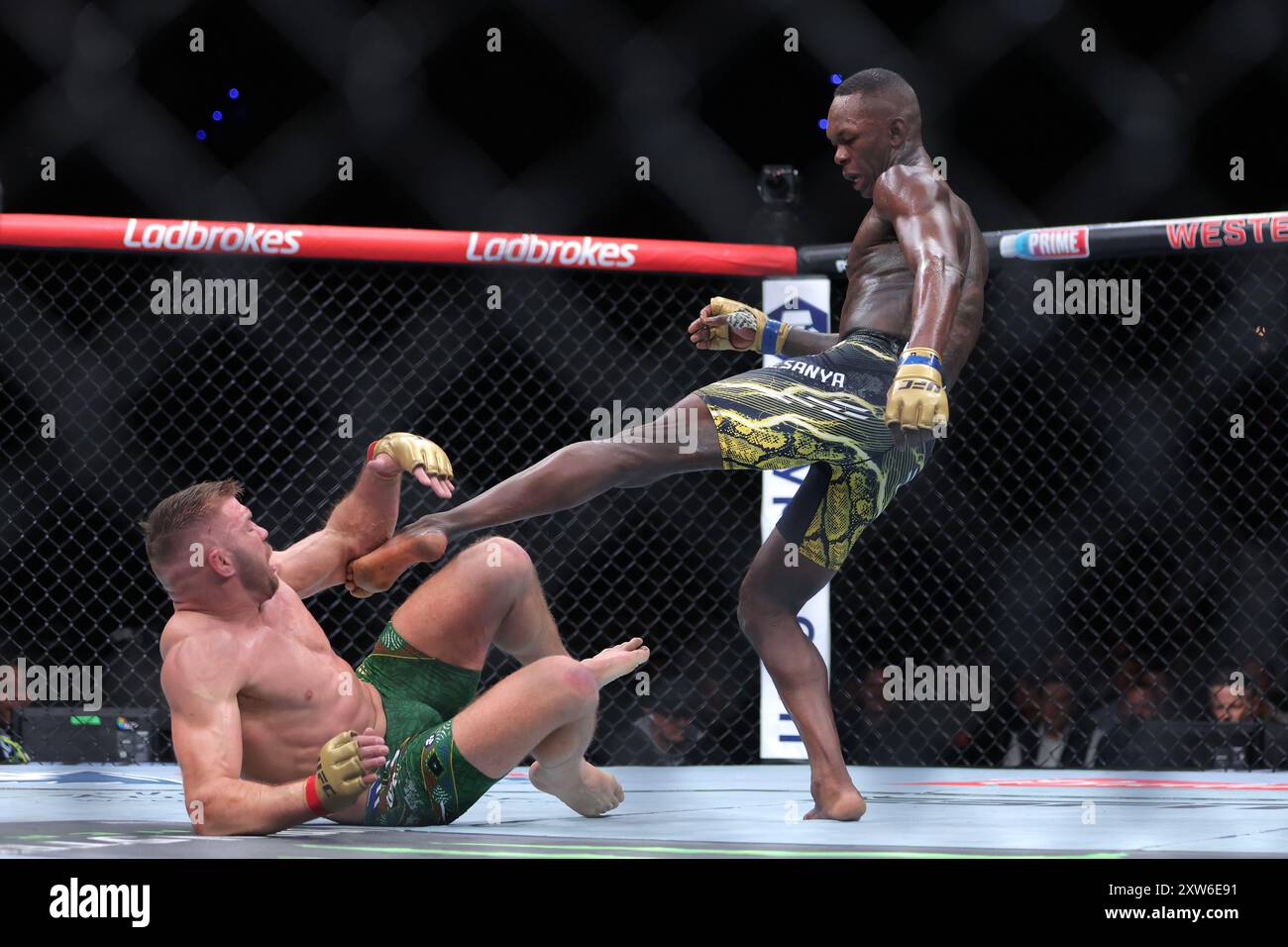 Perth, Australia. 18th Aug, 2024. Dricus du Plessis (left) of South ...