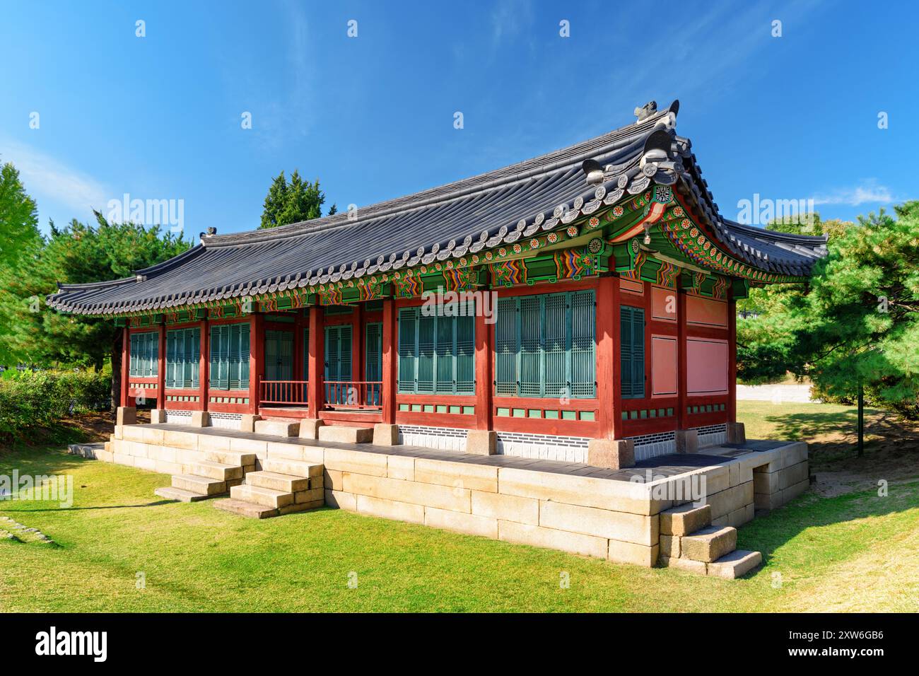 Colorful building at Gyeongbokgung Palace in Seoul, South Korea Stock ...