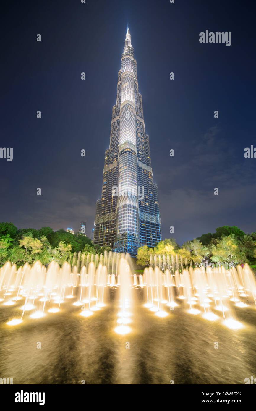 Amazing night view of fountain and the Burj Khalifa Tower Stock Photo ...