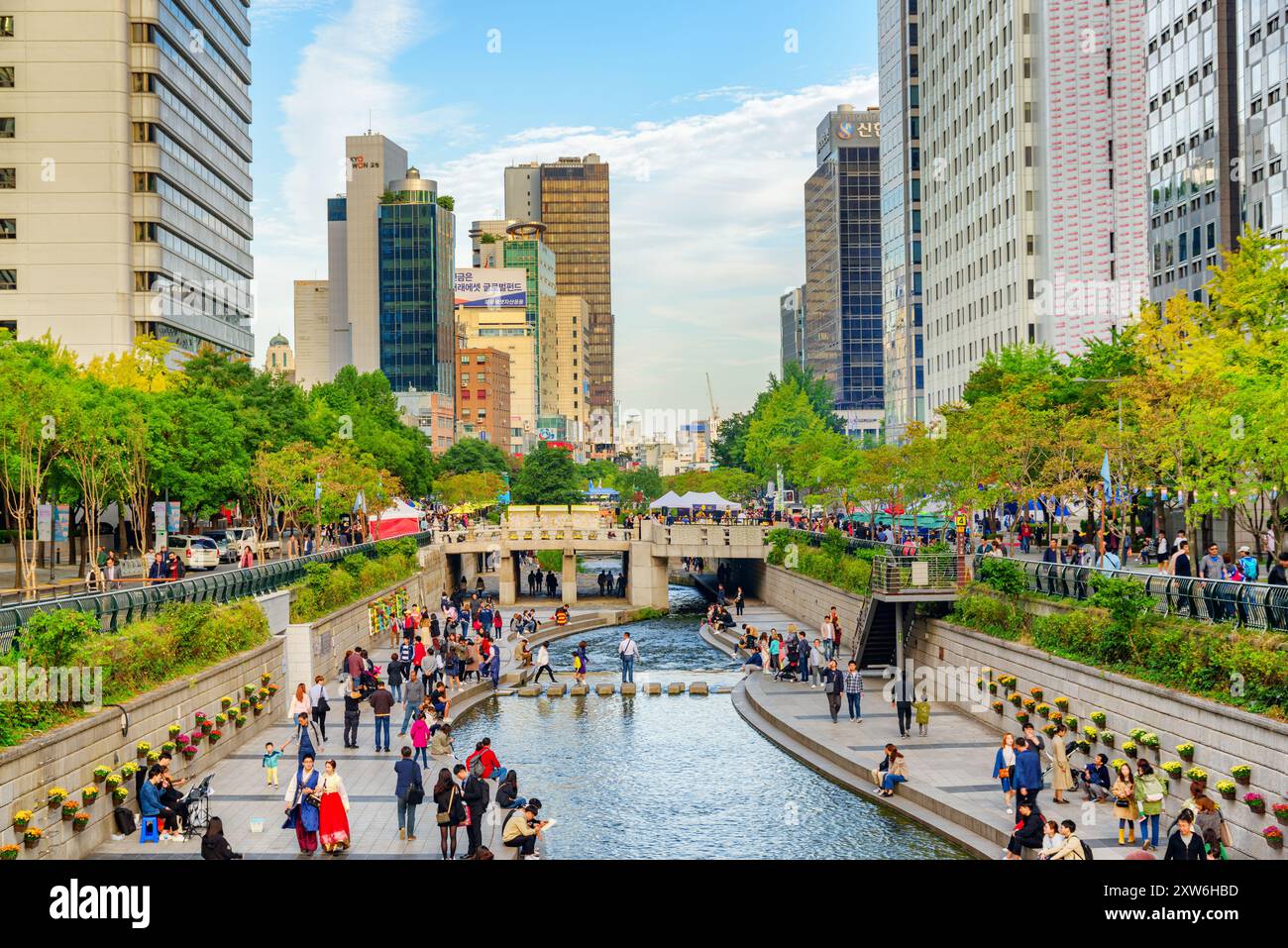 Amazing view of the Cheonggye Stream at downtown of Seoul Stock Photo ...