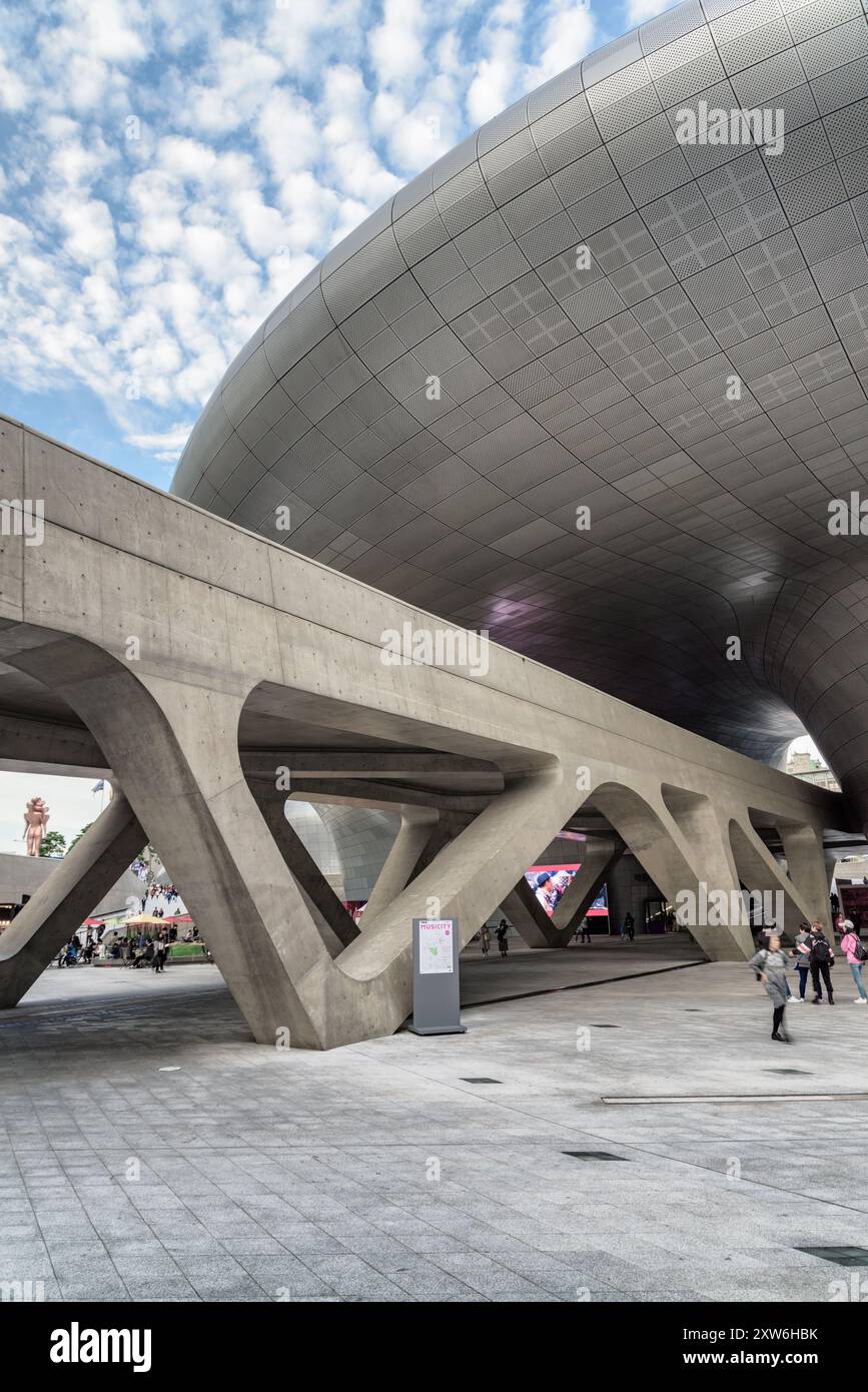 Scenic view of the Dongdaemun Design Plaza, Seoul, South Korea Stock ...