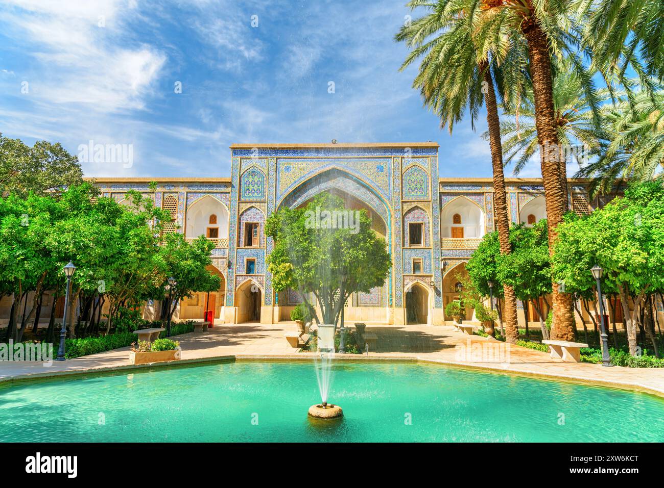 Fountain in the middle of traditional Persian courtyard Stock Photo - Alamy