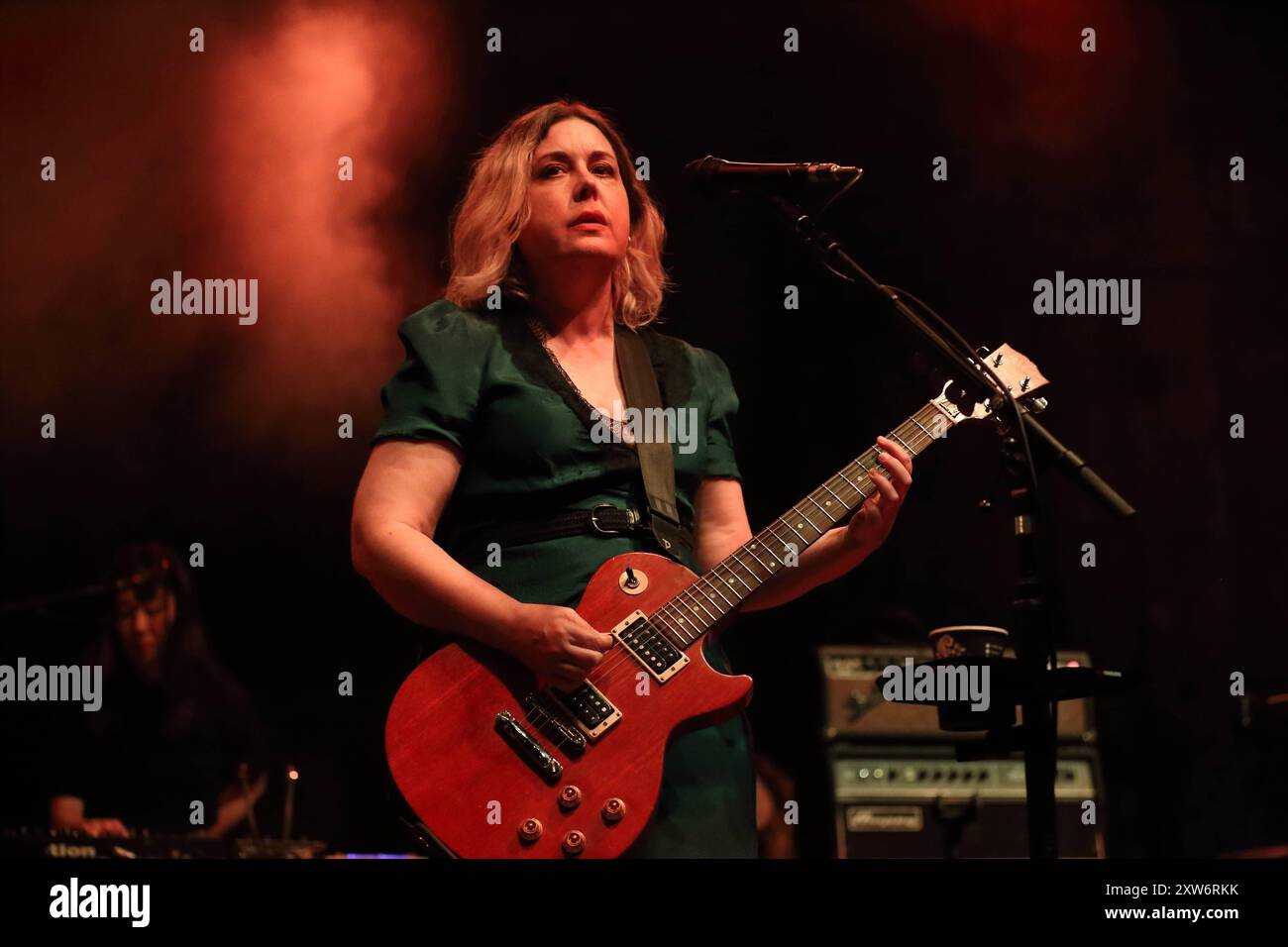 Corin Tucker von der Band Sleater-Kinney bei einem Konzert im ...