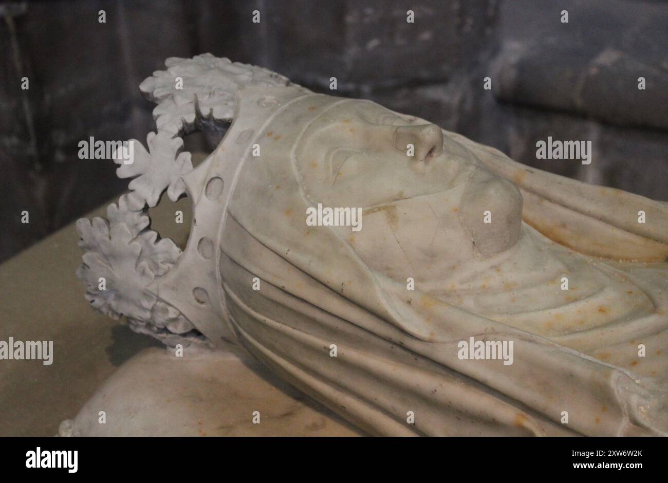 Tomb of an unknown Queen at the Cathedral of St Denis Stock Photo - Alamy