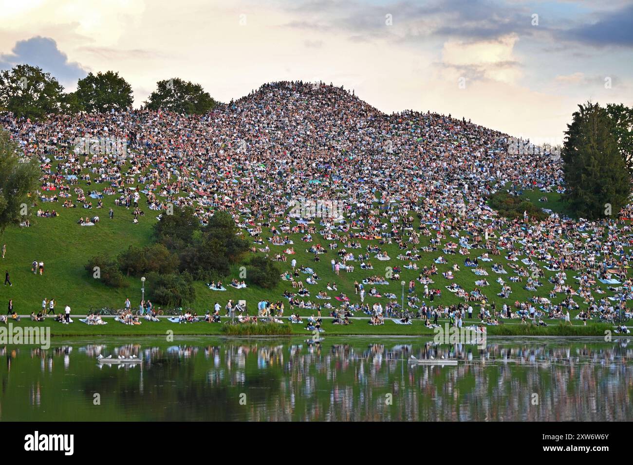 Menschenmassen im Olympiapark in Muenchen anlaesslich der Konzerte von ...