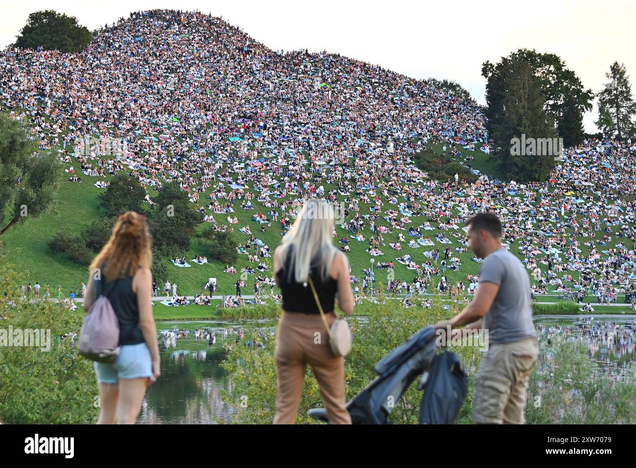 Munich, Deutschland. 17th Aug, 2024. Crowds in the Olympic Park in ...
