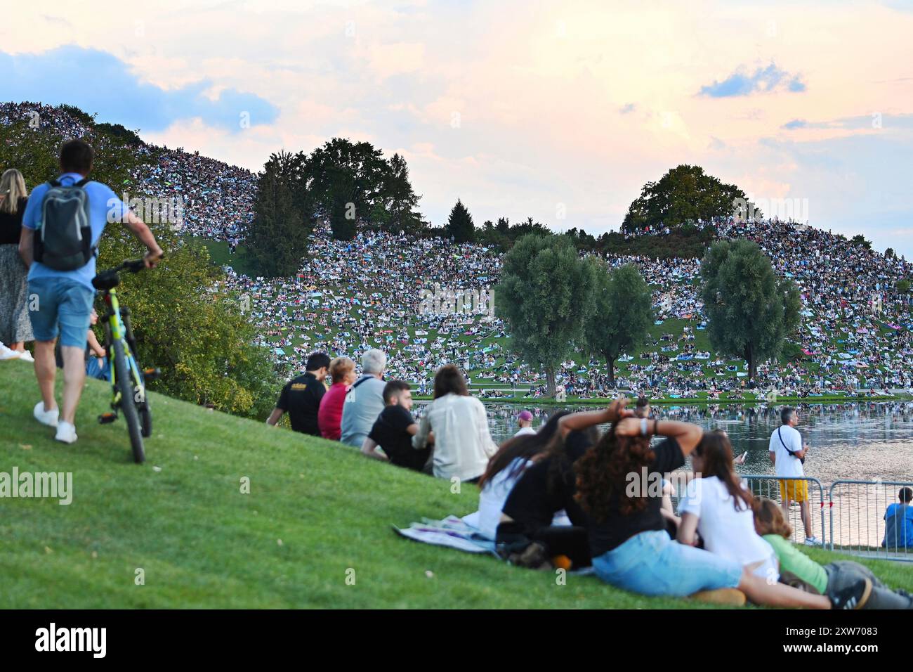 Munich, Deutschland. 17th Aug, 2024. Crowds in the Olympic Park in ...