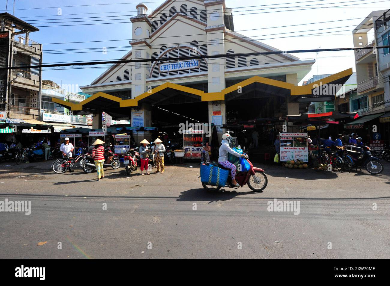 street trading as one of the first marketplaces exists everywhere ...