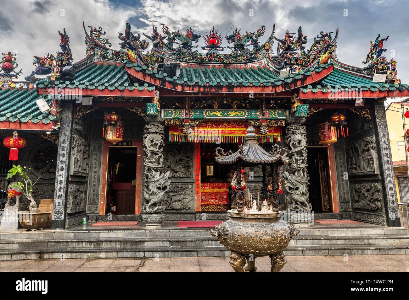 Hong San Si Taoist Temple, Kuching, Malaysia Stock Photo - Alamy