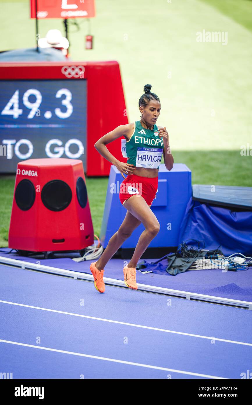 Birke Haylom participating in the 1500 meters at the Paris 2024 Olympic ...
