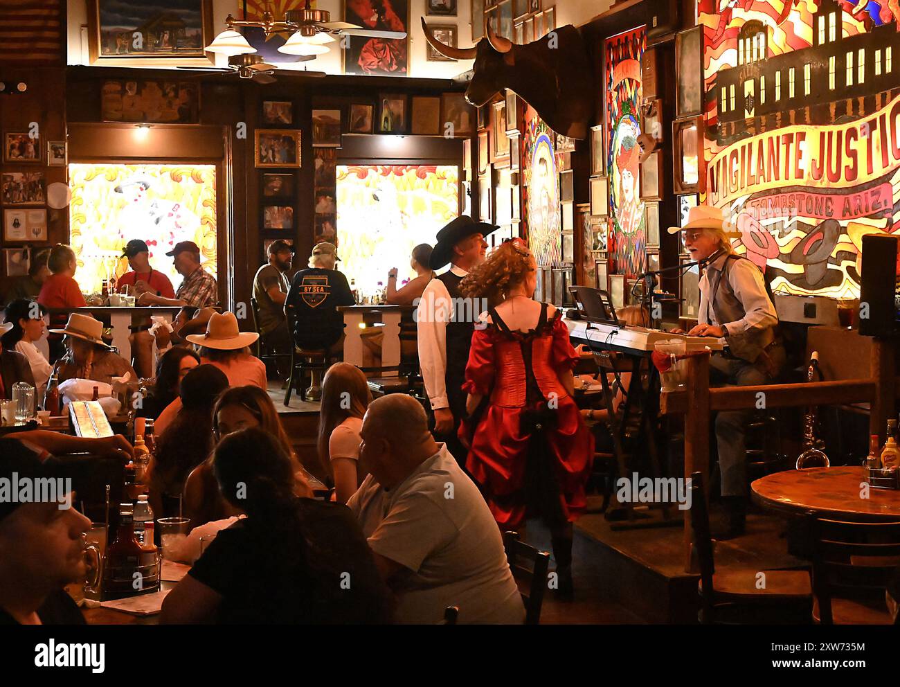 USA. ARIZONA. TOMBSTONE. WESTERN FEELING AT THE BIG NOSE KATE SALOON ...