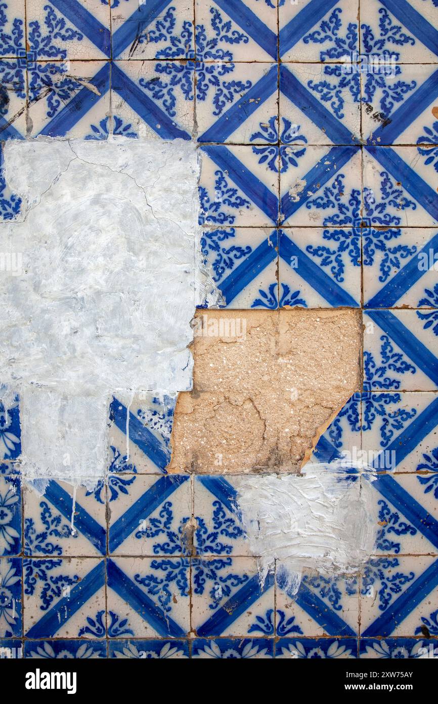 Exposed wall tiles hi-res stock photography and images - Alamy