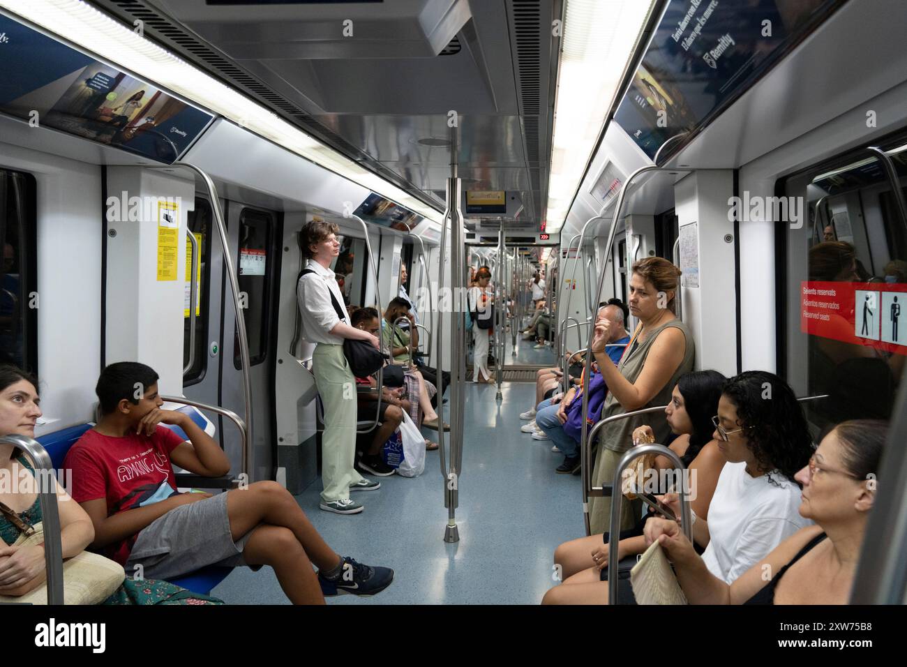 Inside metro barcelona hi-res stock photography and images - Alamy