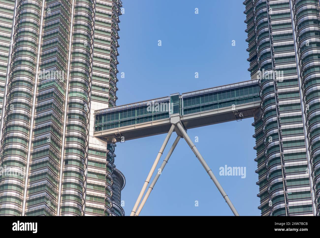 A close-up picture of the skybridge of the Petronas Twin Towers Stock ...