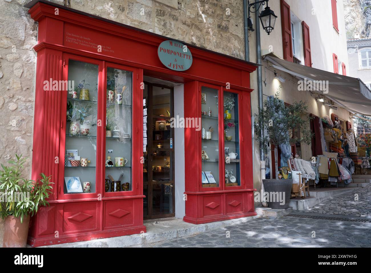 Double fronted shop front hi-res stock photography and images - Alamy