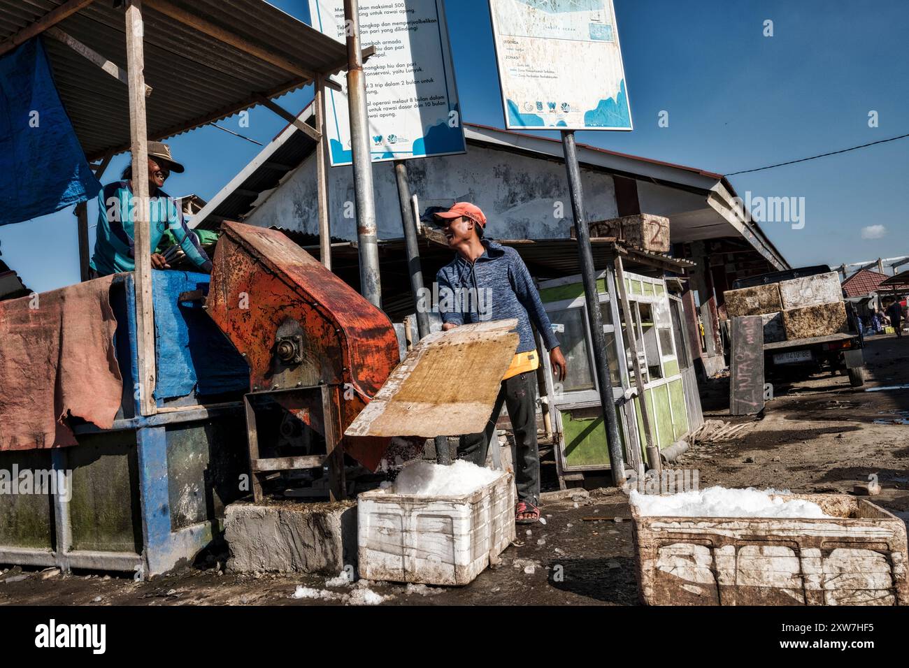 Tanjung luar fish market hi-res stock photography and images - Alamy