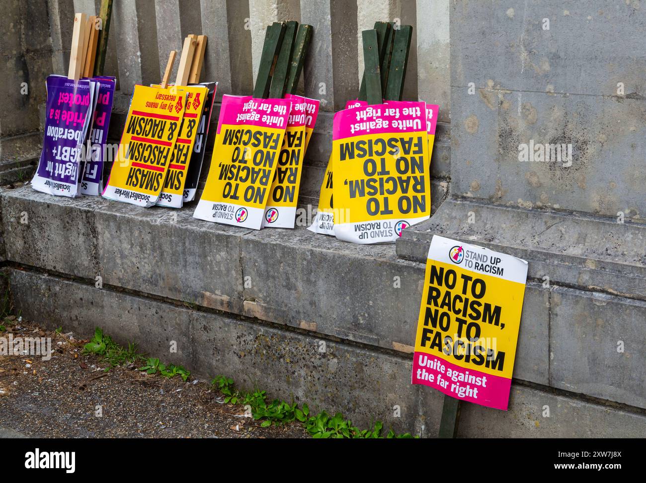 Protests against far right riots uk hi-res stock photography and images ...