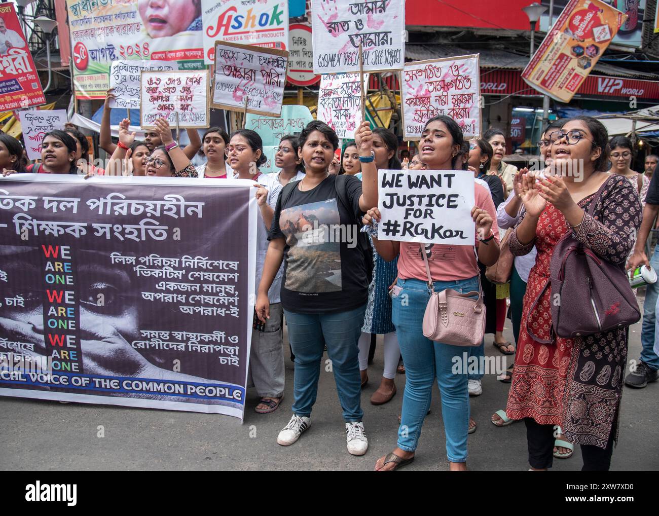 Doctors and students of R.G. Kar Medical College and Hospital along ...