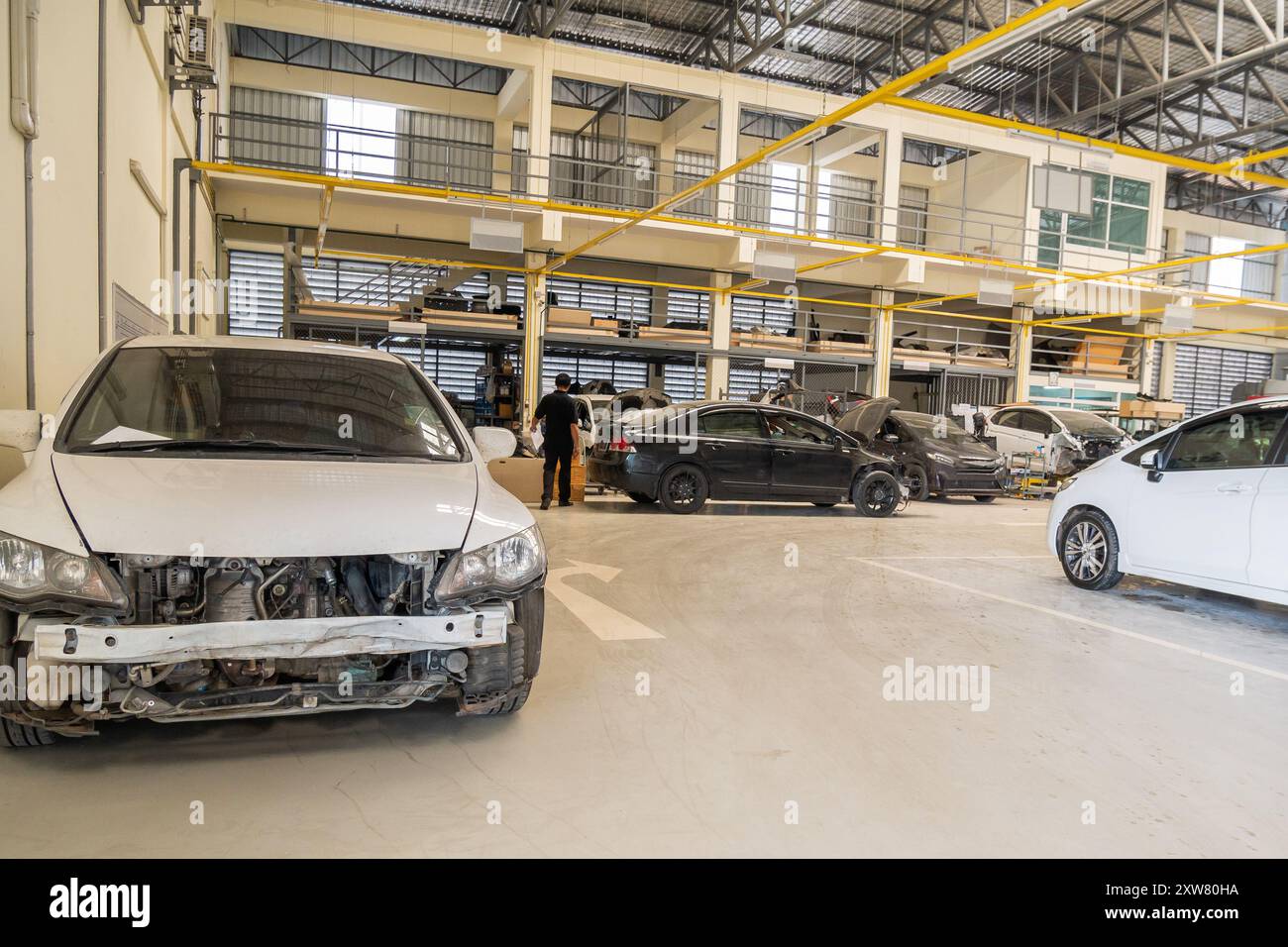 Auto collision center worker hi-res stock photography and images - Alamy