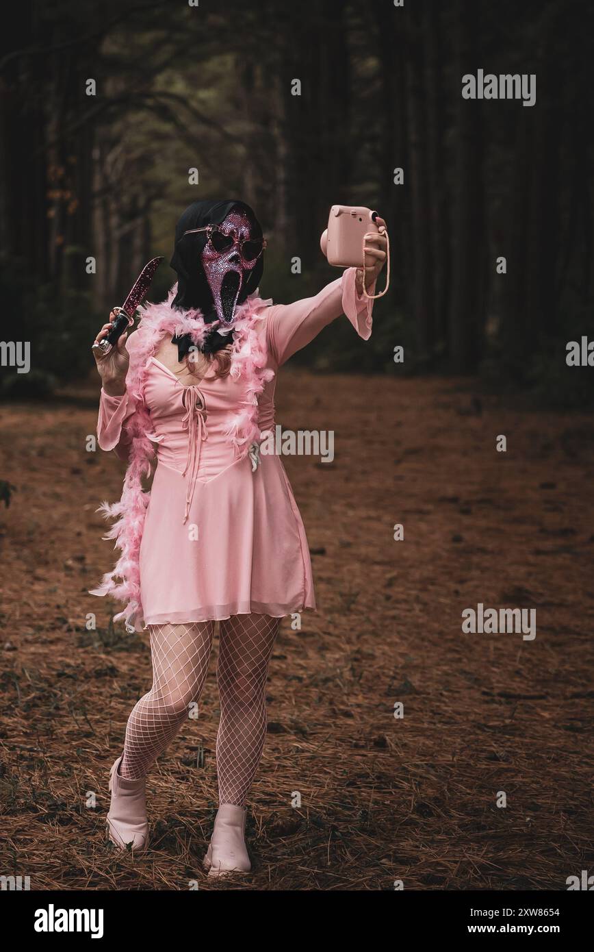 Girl posing in creepy halloween hi-res stock photography and images - Alamy
