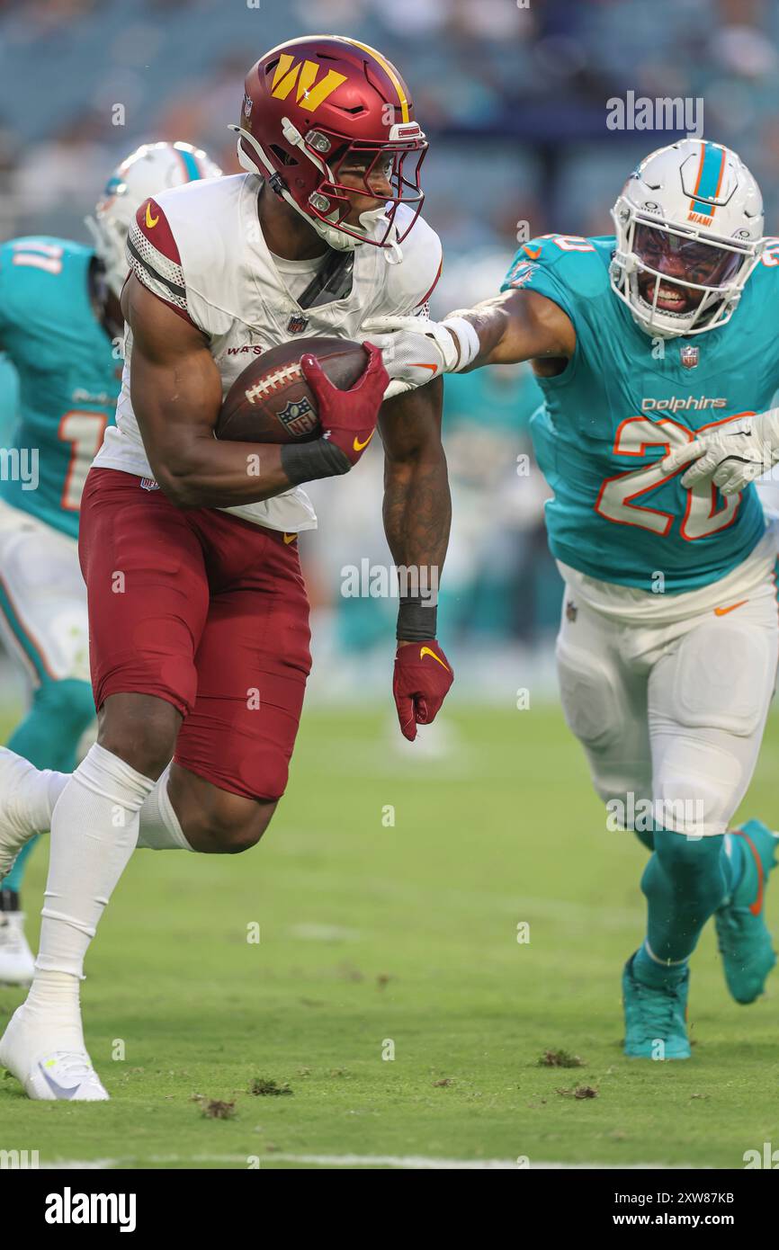Miami Gardens, FL USA; Miami Dolphins linebacker Jordyn Brooks (20 ...