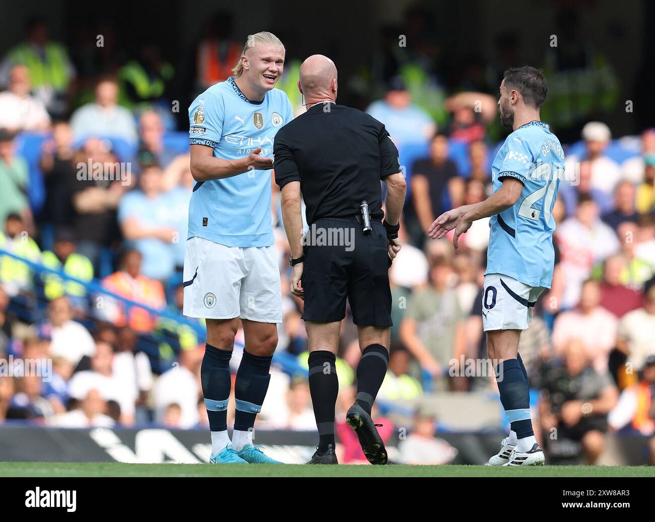 Haaland referee hi-res stock photography and images - Alamy