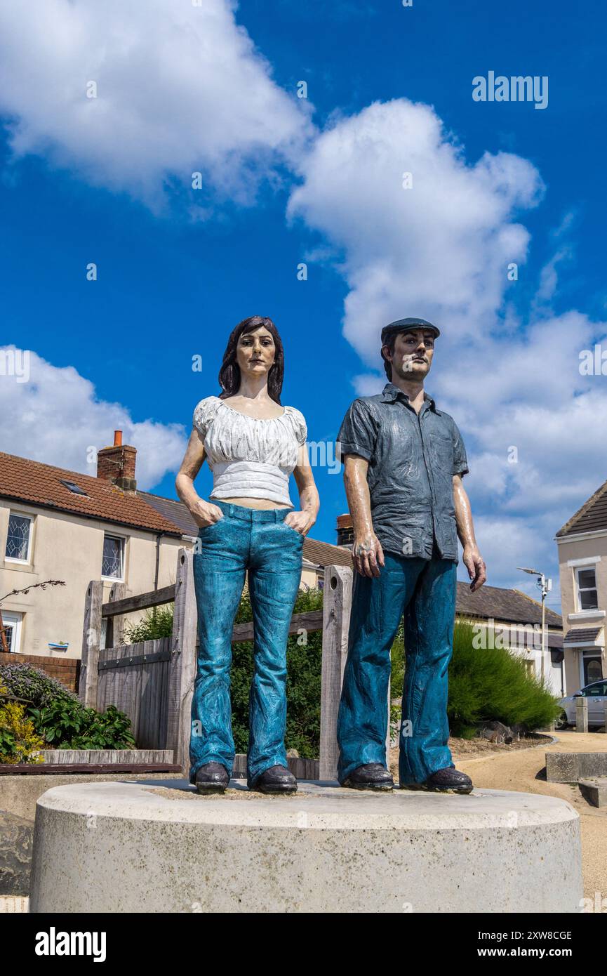 "Couple" (2004), statues by Sean Henry, b. 1965, Newbiggin-on Sea ...