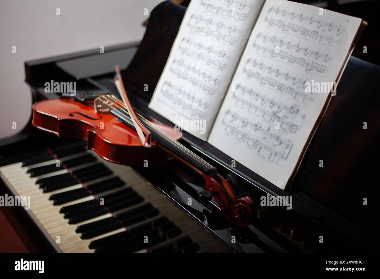 Classical music scene violin and score on a piano Stock Photo - Alamy
