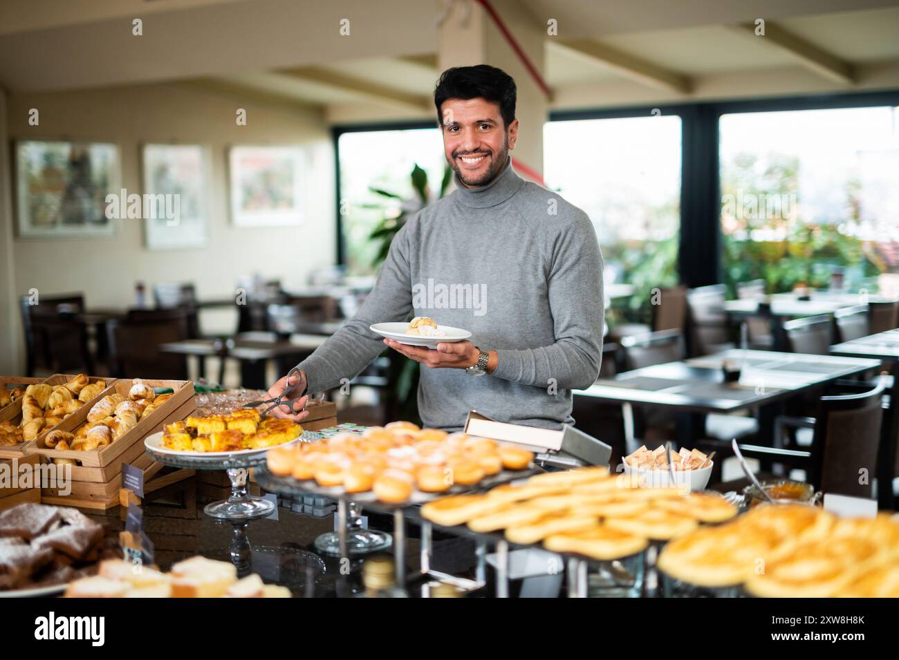 Man holding food plate buffet hi-res stock photography and images - Alamy