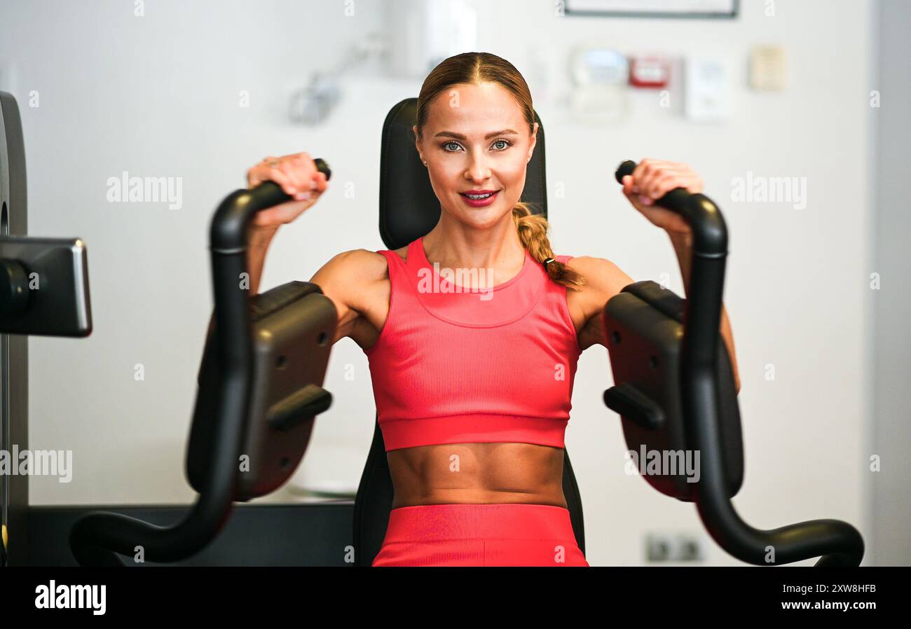 Woman chest press weights hi-res stock photography and images - Alamy