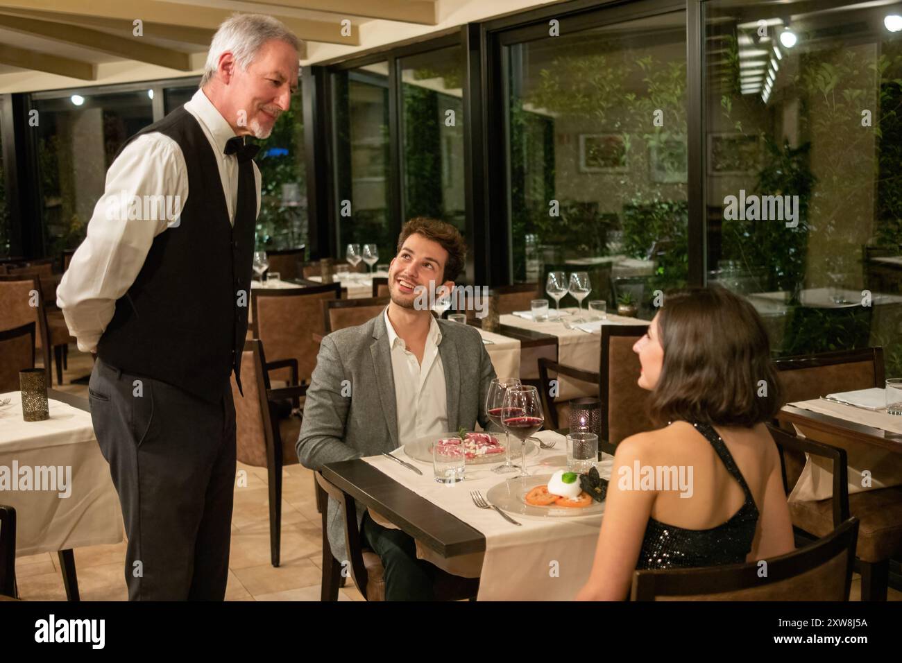 Speaking with customers hi-res stock photography and images - Alamy