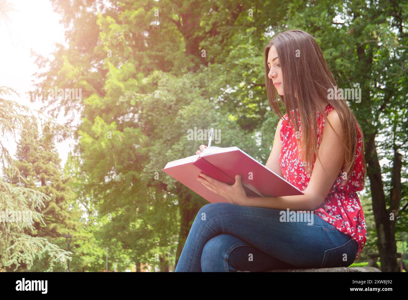 College student reading taking notes hi-res stock photography and ...