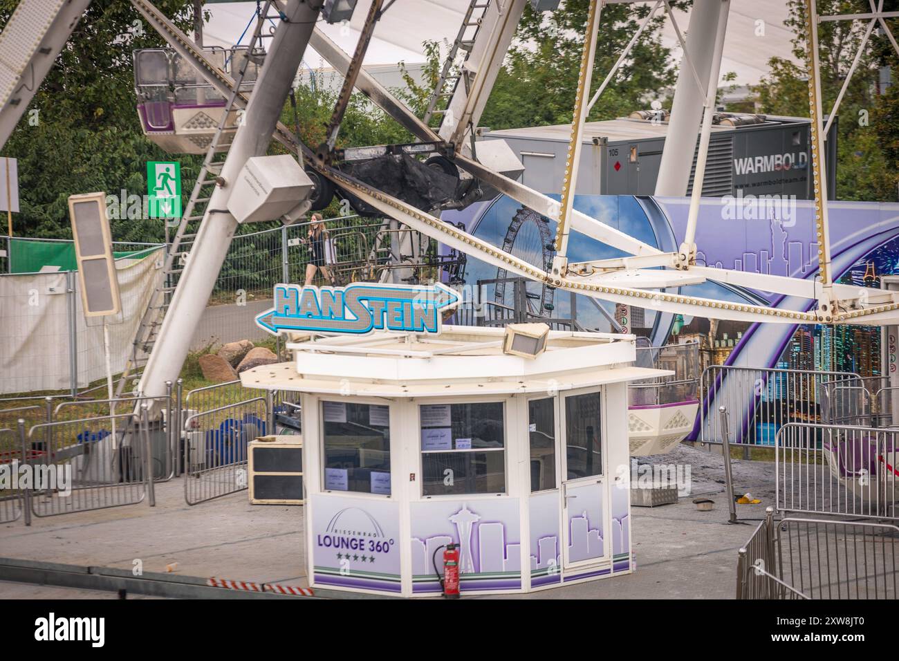 Das am zweiten Tag zum Zentrum der Aufmerksamkeit gewordene Riesenrad ...
