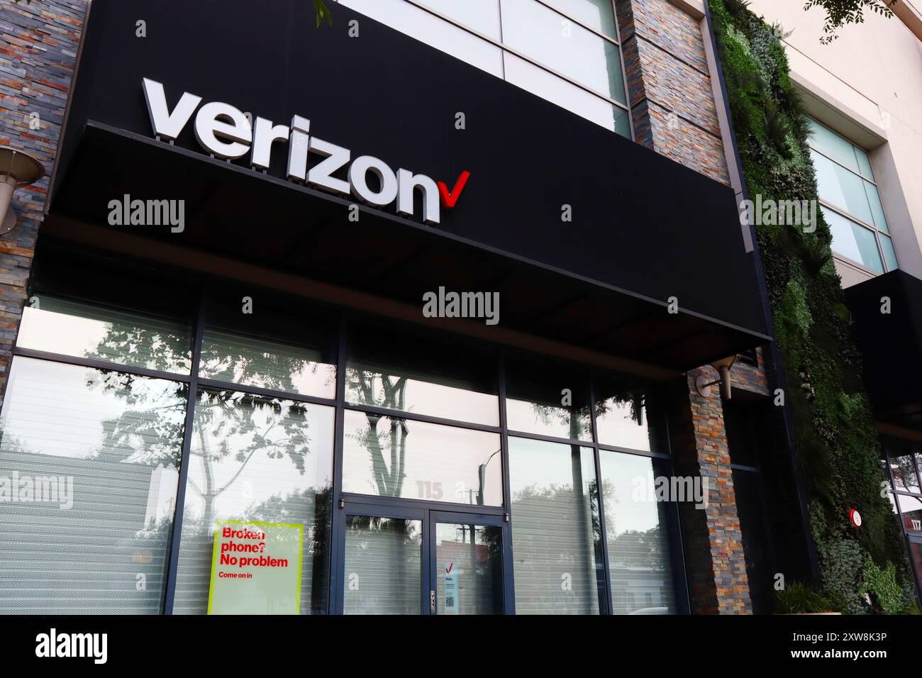 Verizon telephone company building hi-res stock photography and images ...