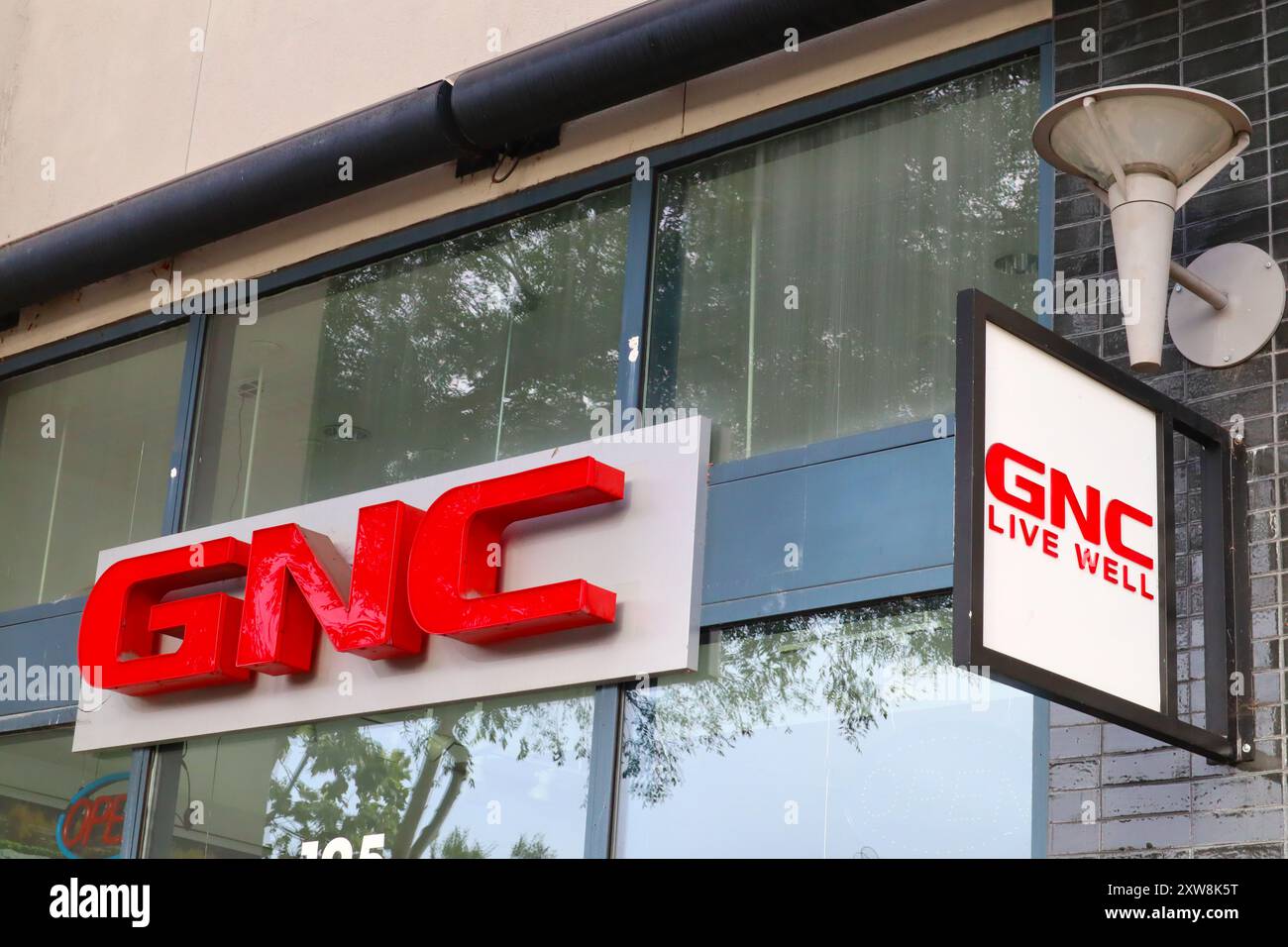 Gnc storefront sign logo hi-res stock photography and images - Alamy