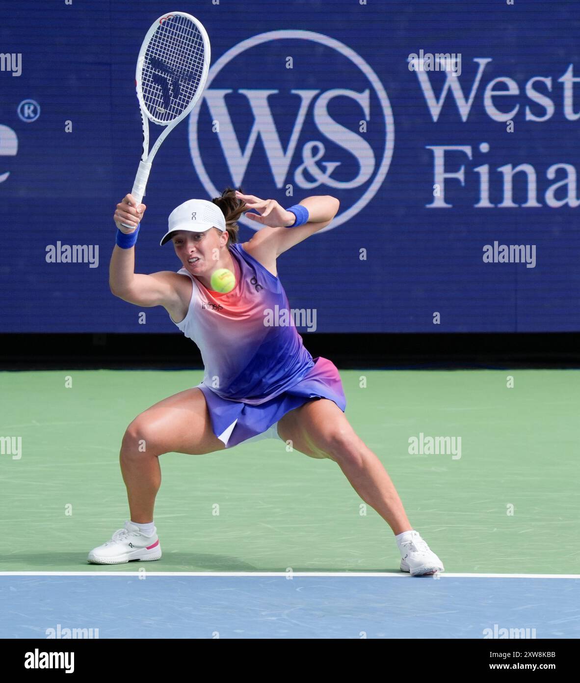 Iga swiatek pol v aryna sabalenka hi-res stock photography and images ...