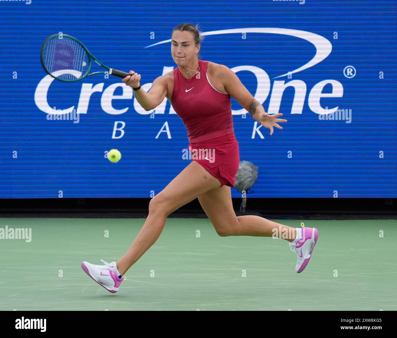 Iga swiatek pol v aryna sabalenka hi-res stock photography and images ...